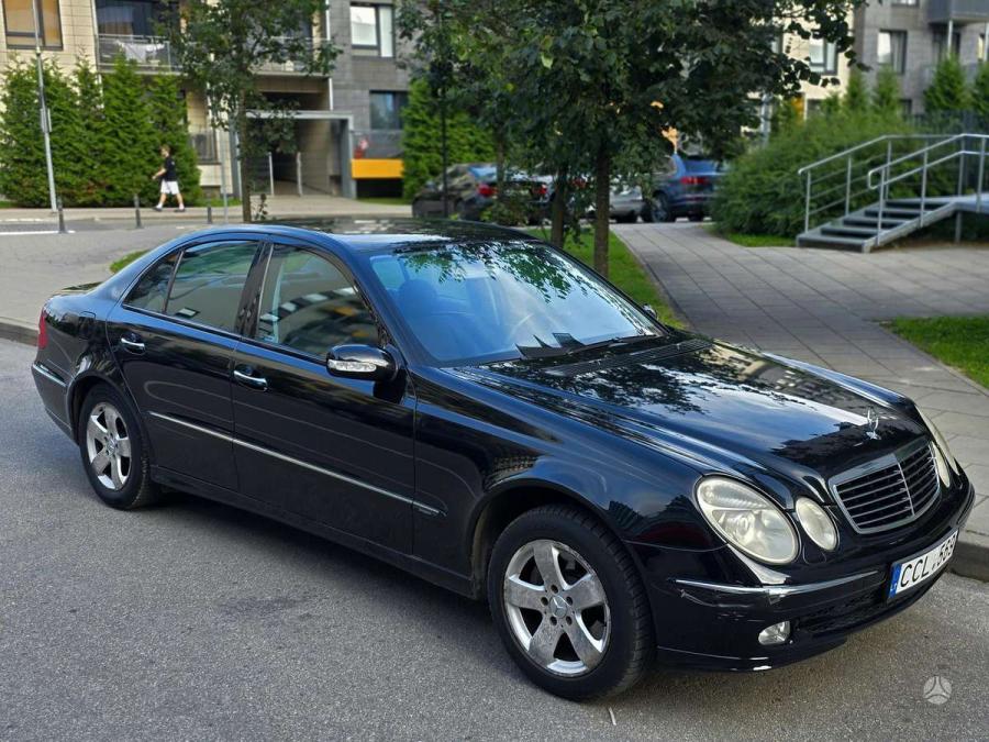 Черный Мерседес Е 320 2002 в Вильнюс, объемом двигателя 3.20 л и пробегом 220 тыс. км за 1600 €, фото 1 на AUTOMOTO.COM.LV