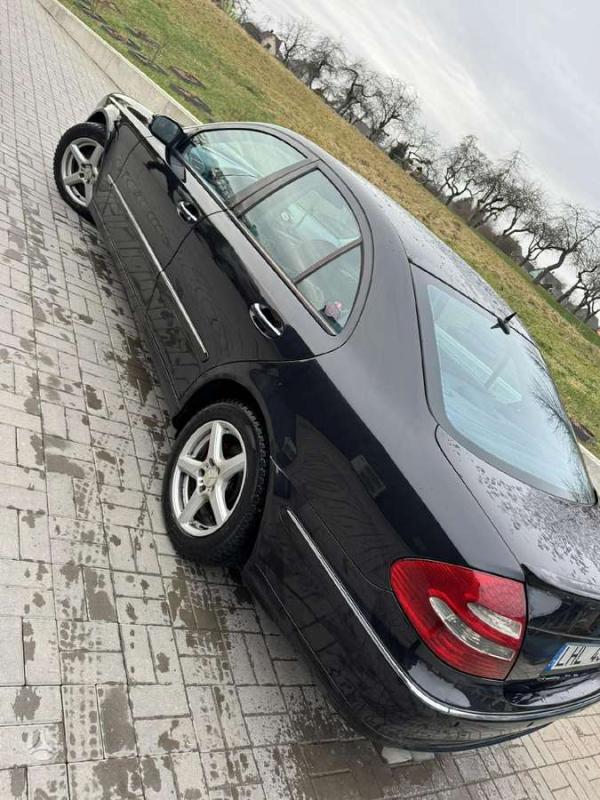 Black Mercedes-Benz E 320 2003 in Vilnius, with an engine capacity of 3.20 L and mileage of 460 thousand km for 2600 €, photo 4 on AUTOMOTO.COM.LV