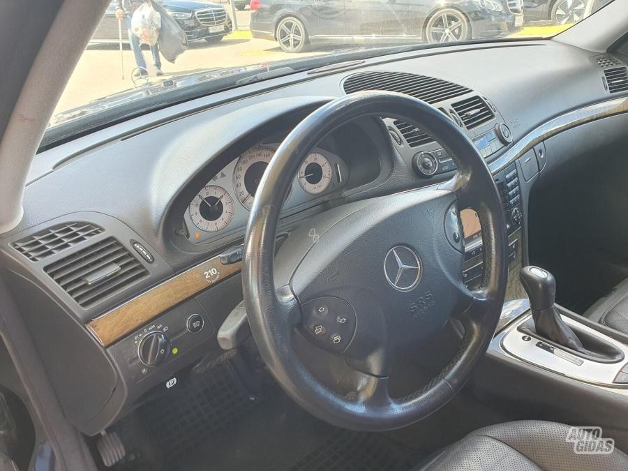 Melns Mercedes-Benz E 320 2003 Kauņa, ar dzinēja tilpumu 3.20 L un nobraukumu 370 tūkst. km par 3200 €, foto 13 vietnē AUTOMOTO.COM.LV