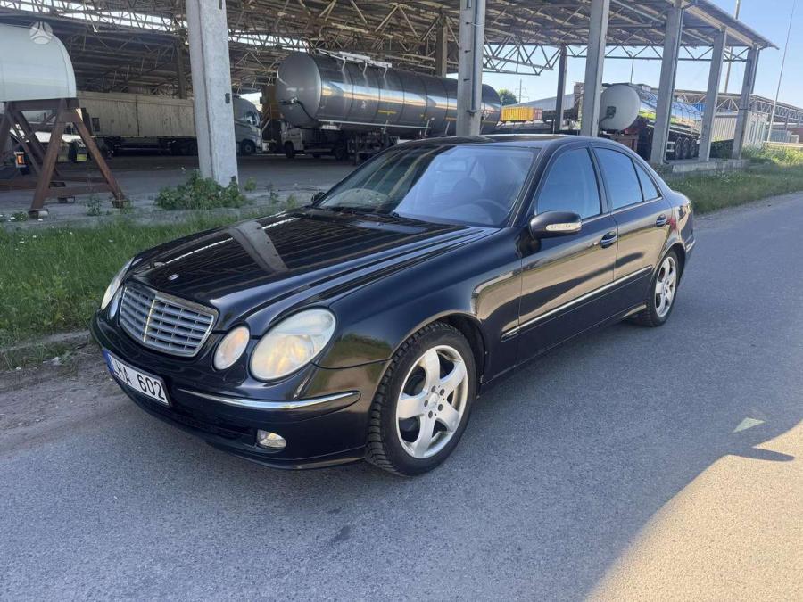Черный Мерседес Е 320 2003 в Клайпеда, объемом двигателя 3.20 л и пробегом 326 тыс. км за 1900 €, фото 1 на AUTOMOTO.COM.LV