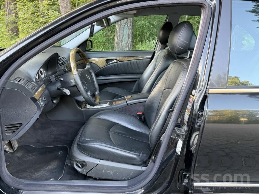 Black Mercedes-Benz E 320 2003 in Jurmala, with an engine capacity of 3.20 L and mileage of 397 thousand km for 1500 €, photo 12 on AUTOMOTO.COM.LV