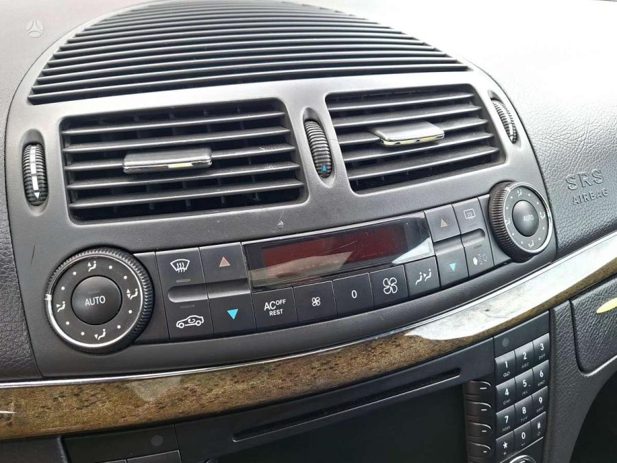 Melns Mercedes-Benz E 320 2003 Jonava, ar dzinēja tilpumu 3.22 L un nobraukumu 300 tūkst. km par 2500 €, foto 22 vietnē AUTOMOTO.COM.LV