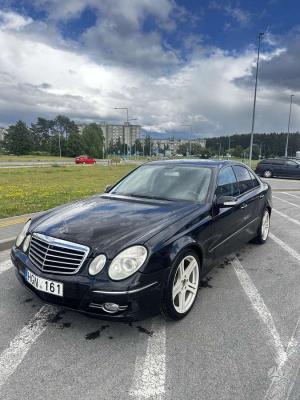 Melns Mercedes-Benz E 320 2003 Viļņa, ar dzinēja tilpumu 3.22 L un nobraukumu 400 tūkst. km par 2300 €, foto  vietnē AUTOMOTO.COM.LV