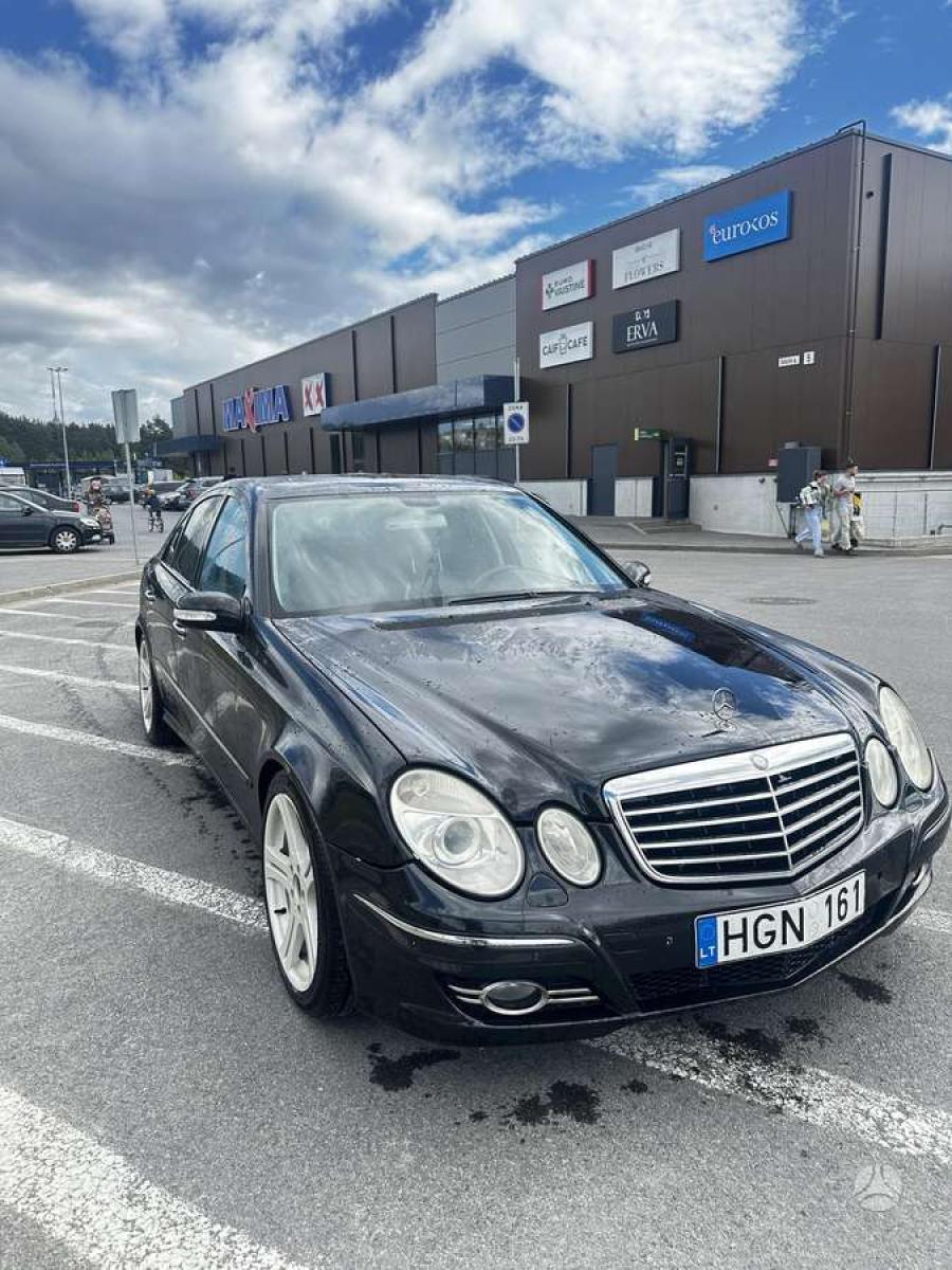 Melns Mercedes-Benz E 320 2003 Viļņa, ar dzinēja tilpumu 3.22 L un nobraukumu 400 tūkst. km par 2300 €, foto 3 vietnē AUTOMOTO.COM.LV
