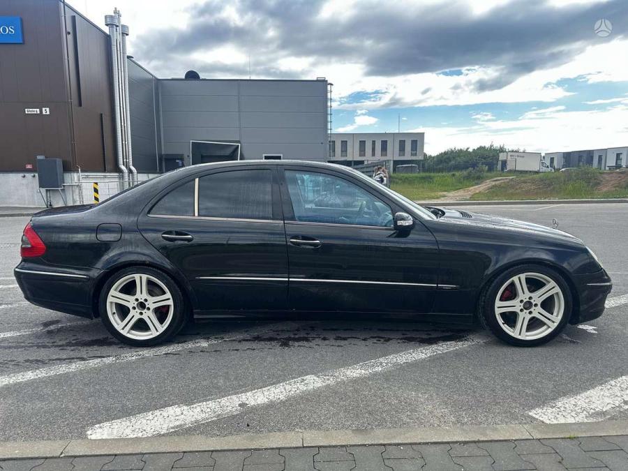 Melns Mercedes-Benz E 320 2003 Viļņa, ar dzinēja tilpumu 3.22 L un nobraukumu 400 tūkst. km par 2300 €, foto 5 vietnē AUTOMOTO.COM.LV