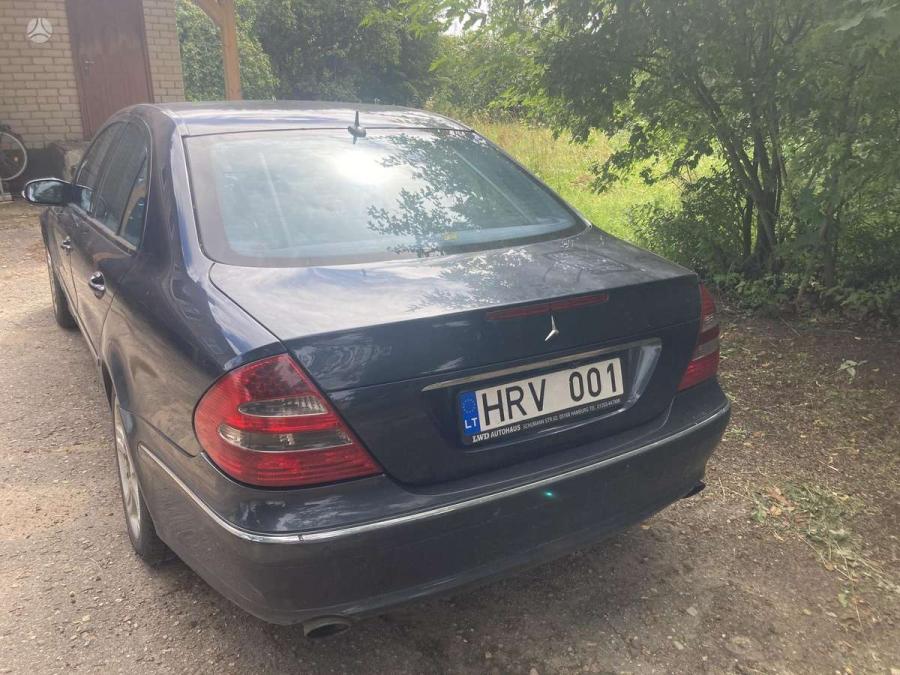 Черный Мерседес Е 320 2003 в Варена, объемом двигателя 3.22 л и пробегом 343 тыс. км за 2699 €, фото 4 на AUTOMOTO.COM.LV