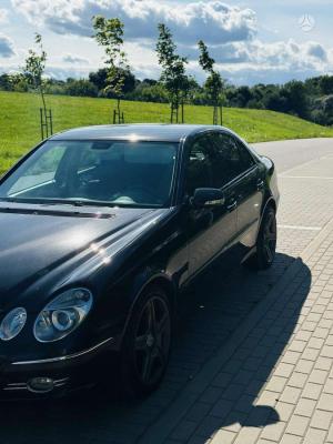 Melns Mercedes-Benz E 320 2003 Trakai, ar dzinēja tilpumu 3.20 L un nobraukumu 377 tūkst. km par 3600 €, foto  vietnē AUTOMOTO.COM.LV
