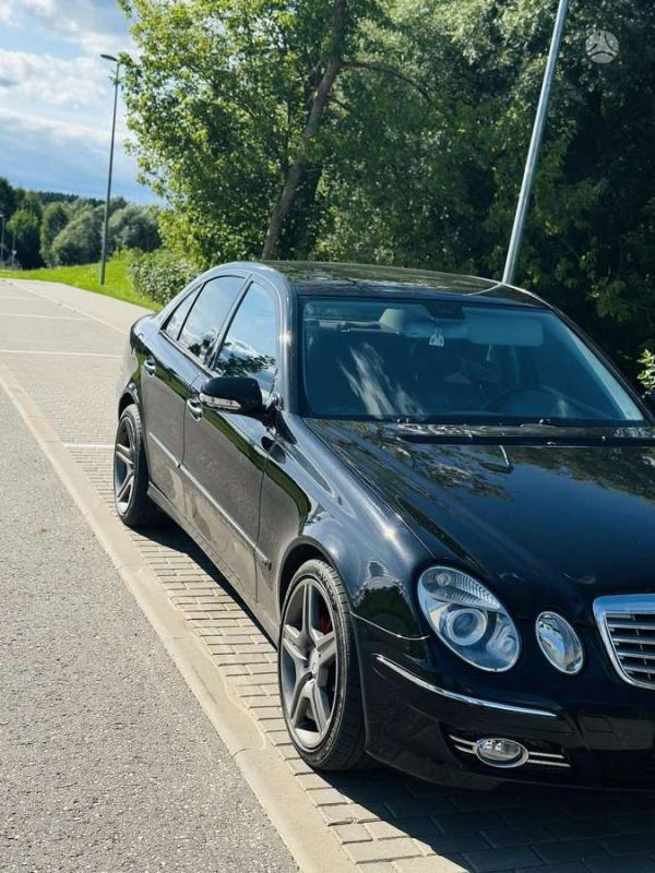 Black Mercedes-Benz E 320 2003 in Trakai, with an engine capacity of 3.20 L and mileage of 377 thousand km for 3600 €, photo 3 on AUTOMOTO.COM.LV
