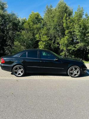 Melns Mercedes-Benz E 320 2003 Trakai, ar dzinēja tilpumu 3.20 L un nobraukumu 377 tūkst. km par 3600 €, foto 5 vietnē AUTOMOTO.COM.LV