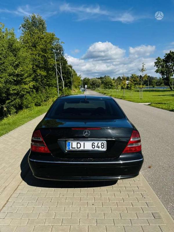 Black Mercedes-Benz E 320 2003 in Trakai, with an engine capacity of 3.20 L and mileage of 377 thousand km for 3600 €, photo 5 on AUTOMOTO.COM.LV