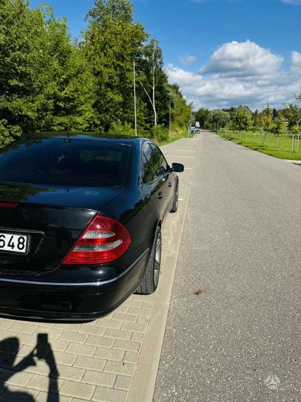 Black Mercedes-Benz E 320 2003 in Trakai, with an engine capacity of 3.20 L and mileage of 377 thousand km for 3600 €, photo 6 on AUTOMOTO.COM.LV
