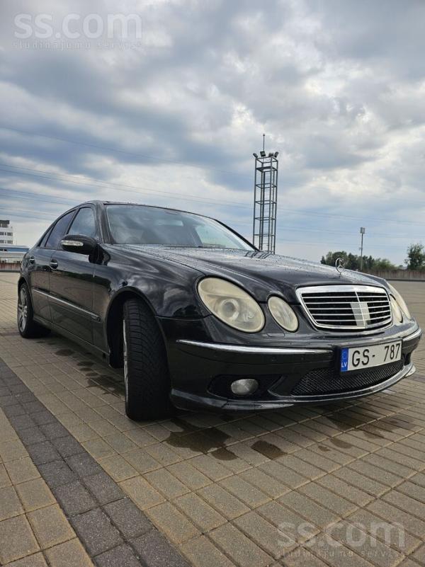 Черный Мерседес Е 320 2003 в Рига, объемом двигателя 3.20 л и пробегом 364 тыс. км за 5000 €, фото 2 на AUTOMOTO.COM.LV