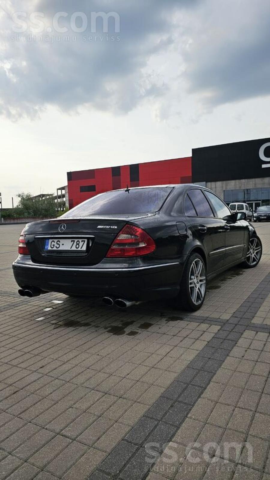 Black Mercedes-Benz E 320 2003 in Riga, with an engine capacity of 3.20 L and mileage of 364 thousand km for 5000 €, photo 4 on AUTOMOTO.COM.LV