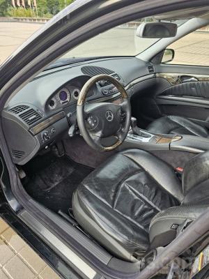 Black Mercedes-Benz E 320 2003 in Riga, with an engine capacity of 3.20 L and mileage of 364 thousand km for 5000 €, photo 8 on AUTOMOTO.COM.LV