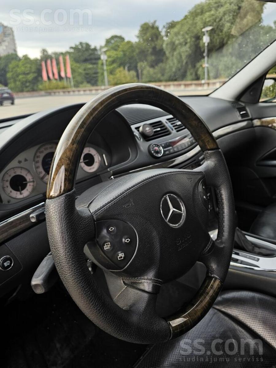 Black Mercedes-Benz E 320 2003 in Riga, with an engine capacity of 3.20 L and mileage of 364 thousand km for 5000 €, photo 9 on AUTOMOTO.COM.LV