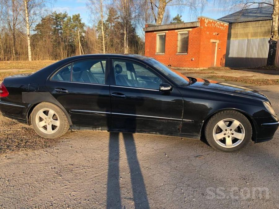 Black Mercedes-Benz E 320 2004 in Riga, with an engine capacity of 3.20 L and mileage of 591 thousand km for 1250 €, photo 4 on AUTOMOTO.COM.LV