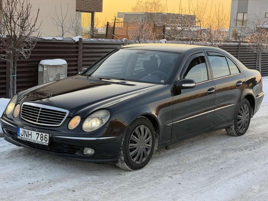 Black Mercedes-Benz E 320 2004 in Vilnius, with an engine capacity of 3.22 L and mileage of 480 thousand km for 1500 €, photo 3 on AUTOMOTO.COM.LV