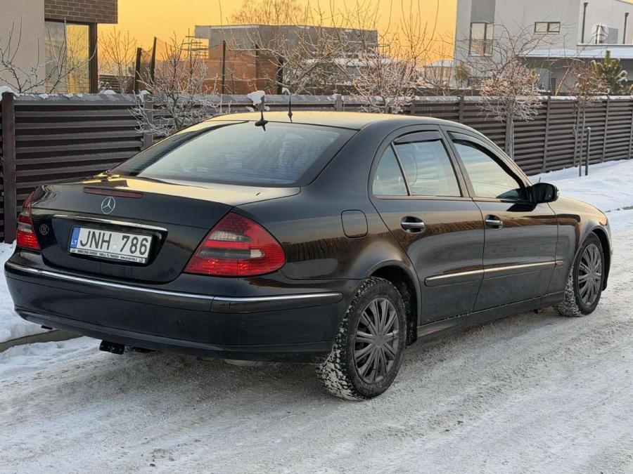 Black Mercedes-Benz E 320 2004 in Vilnius, with an engine capacity of 3.22 L and mileage of 480 thousand km for 1500 €, photo 6 on AUTOMOTO.COM.LV