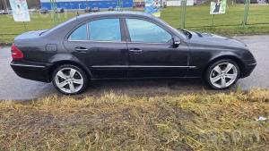 Melns Mercedes-Benz E 320 2004 Jelgava, ar dzinēja tilpumu 3.20 L un nobraukumu 0 tūkst. km par 2760 €, foto  vietnē AUTOMOTO.COM.LV