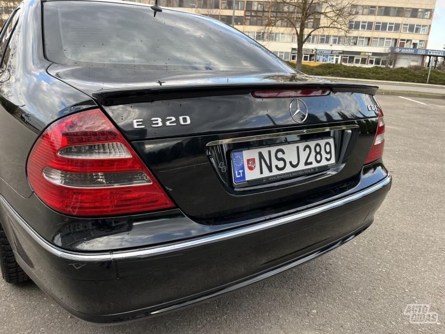 Black Mercedes-Benz E 320 2004 in Alytus, with an engine capacity of 3.20 L and mileage of 340 thousand km for 3650 €, photo 16 on AUTOMOTO.COM.LV