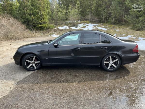 Black Mercedes-Benz E 320 2004 in Radviliskis, with an engine capacity of 3.10 L and mileage of 356 thousand km for 2200 €, photo 3 on AUTOMOTO.COM.LV