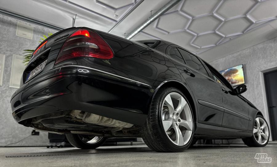 Black Mercedes-Benz E 320 2004 in Kaunas, with an engine capacity of 3.20 L and mileage of 368 thousand km for 4550 €, photo 15 on AUTOMOTO.COM.LV