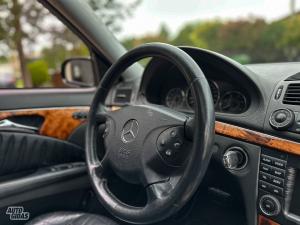 Black Mercedes-Benz E 320 2004 in Kaunas, with an engine capacity of 3.20 L and mileage of 368 thousand km for 4550 €, photo 31 on AUTOMOTO.COM.LV