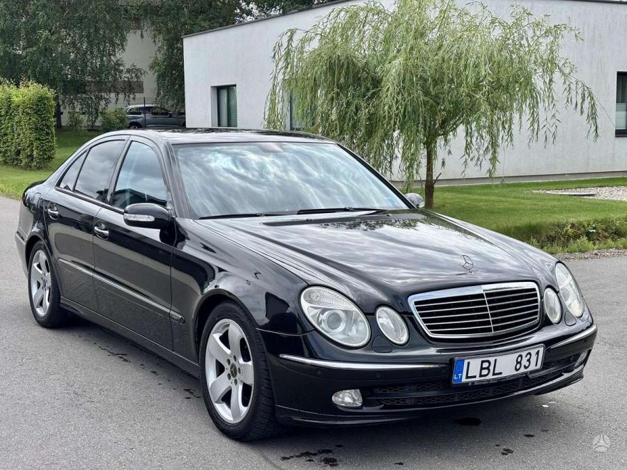 Черный Мерседес Е 320 2004 в Вильнюс, объемом двигателя 3.22 л и пробегом 304 тыс. км за 3500 €, фото 1 на AUTOMOTO.COM.LV