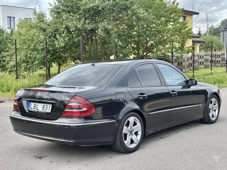 Черный Мерседес Е 320 2004 в Вильнюс, объемом двигателя 3.22 л и пробегом 304 тыс. км за 3500 €, фото 4 на AUTOMOTO.COM.LV