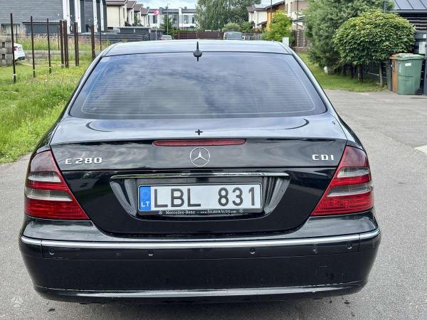Black Mercedes-Benz E 320 2004 in Vilnius, with an engine capacity of 3.22 L and mileage of 304 thousand km for 3500 €, photo 5 on AUTOMOTO.COM.LV