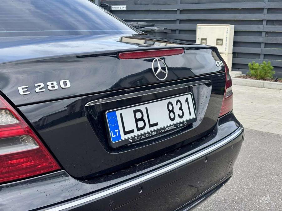 Черный Мерседес Е 320 2004 в Вильнюс, объемом двигателя 3.22 л и пробегом 304 тыс. км за 3500 €, фото 7 на AUTOMOTO.COM.LV