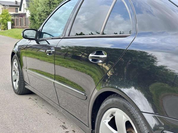 Black Mercedes-Benz E 320 2004 in Vilnius, with an engine capacity of 3.22 L and mileage of 304 thousand km for 3500 €, photo 8 on AUTOMOTO.COM.LV