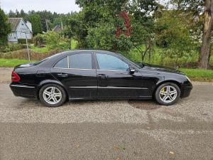 Melns Mercedes-Benz E 320 2004 Prienai, ar dzinēja tilpumu 3.22 L un nobraukumu 356 tūkst. km par 1650 €, foto  vietnē AUTOMOTO.COM.LV