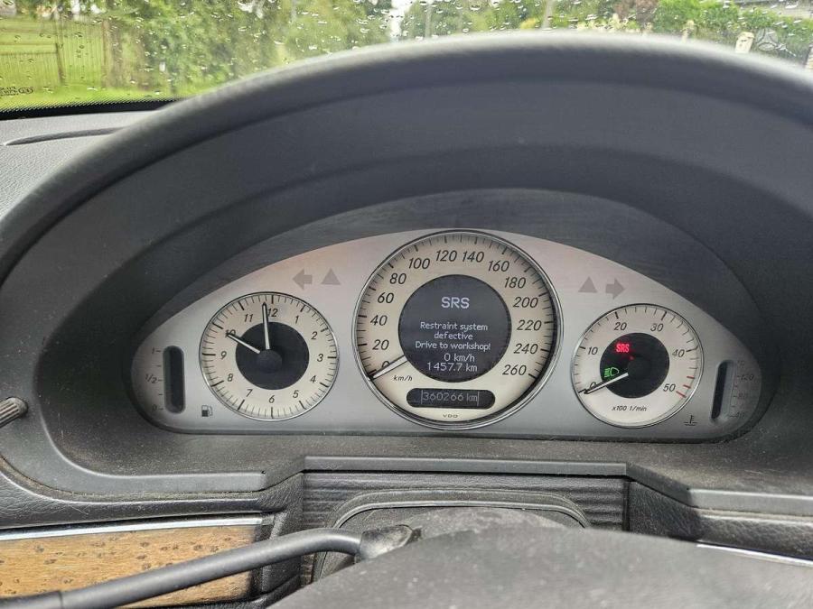 Melns Mercedes-Benz E 320 2004 Prienai, ar dzinēja tilpumu 3.22 L un nobraukumu 356 tūkst. km par 1650 €, foto 12 vietnē AUTOMOTO.COM.LV