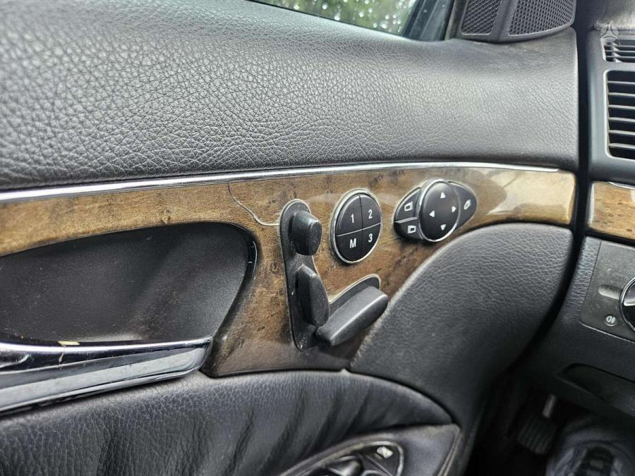 Melns Mercedes-Benz E 320 2004 Prienai, ar dzinēja tilpumu 3.22 L un nobraukumu 356 tūkst. km par 1650 €, foto 13 vietnē AUTOMOTO.COM.LV