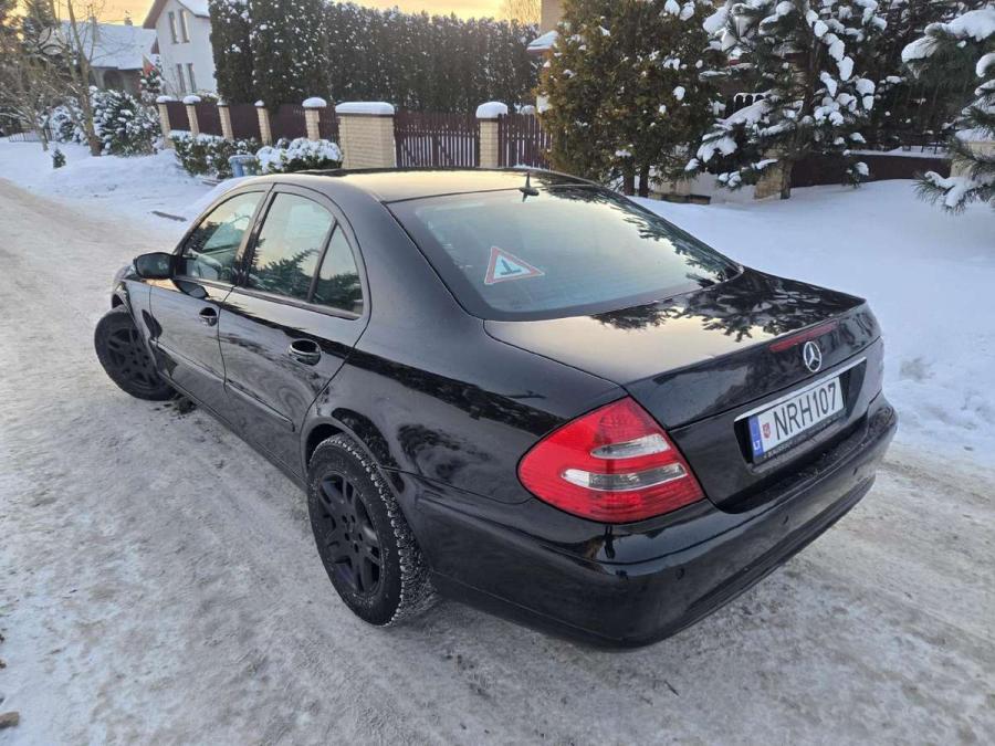 Black Mercedes-Benz E 320 2005 in Vilnius, with an engine capacity of 3.22 L and mileage of 246 thousand km for 2450 €, photo 18 on AUTOMOTO.COM.LV