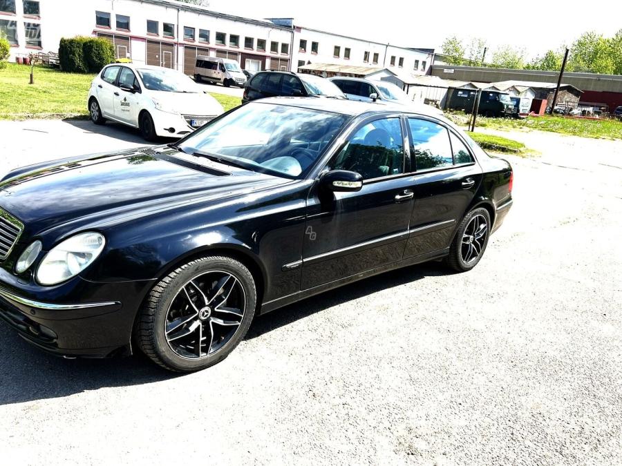 Melns Mercedes-Benz E 320 2005 Šauļi, ar dzinēja tilpumu 3.20 L un nobraukumu 268 tūkst. km par 3550 €, foto 3 vietnē AUTOMOTO.COM.LV