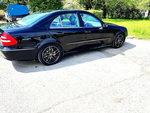 Black Mercedes-Benz E 320 2005 in Siauliai, with an engine capacity of 3.20 L and mileage of 268 thousand km for 3550 €, photo 3 on AUTOMOTO.COM.LV