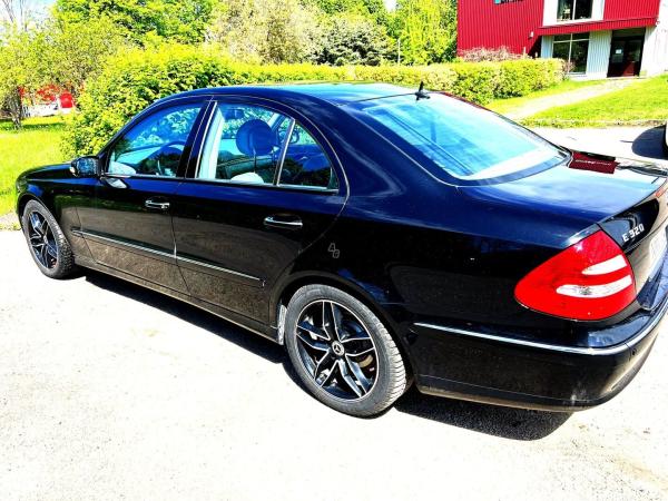 Black Mercedes-Benz E 320 2005 in Siauliai, with an engine capacity of 3.20 L and mileage of 268 thousand km for 3550 €, photo 5 on AUTOMOTO.COM.LV