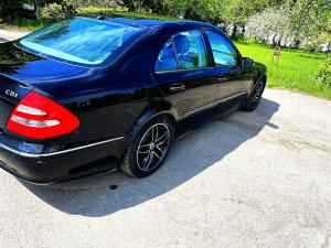 Melns Mercedes-Benz E 320 2005 Šauļi, ar dzinēja tilpumu 3.20 L un nobraukumu 268 tūkst. km par 3550 €, foto 7 vietnē AUTOMOTO.COM.LV