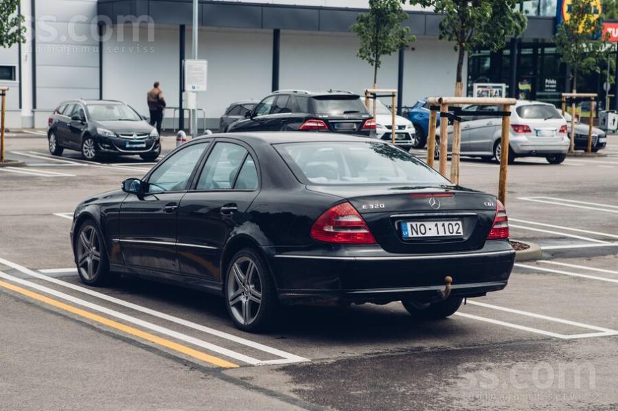 Черный Мерседес Е 320 2005 в Рига, объемом двигателя 3.00 л и пробегом 285 тыс. км за 3200 €, фото 3 на AUTOMOTO.COM.LV
