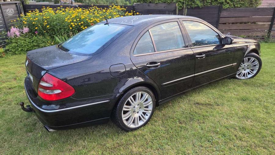 Melns Mercedes-Benz E 320 2005 Ukmergė, ar dzinēja tilpumu 2.99 L un nobraukumu 425 tūkst. km par 2890 €, foto 6 vietnē AUTOMOTO.COM.LV