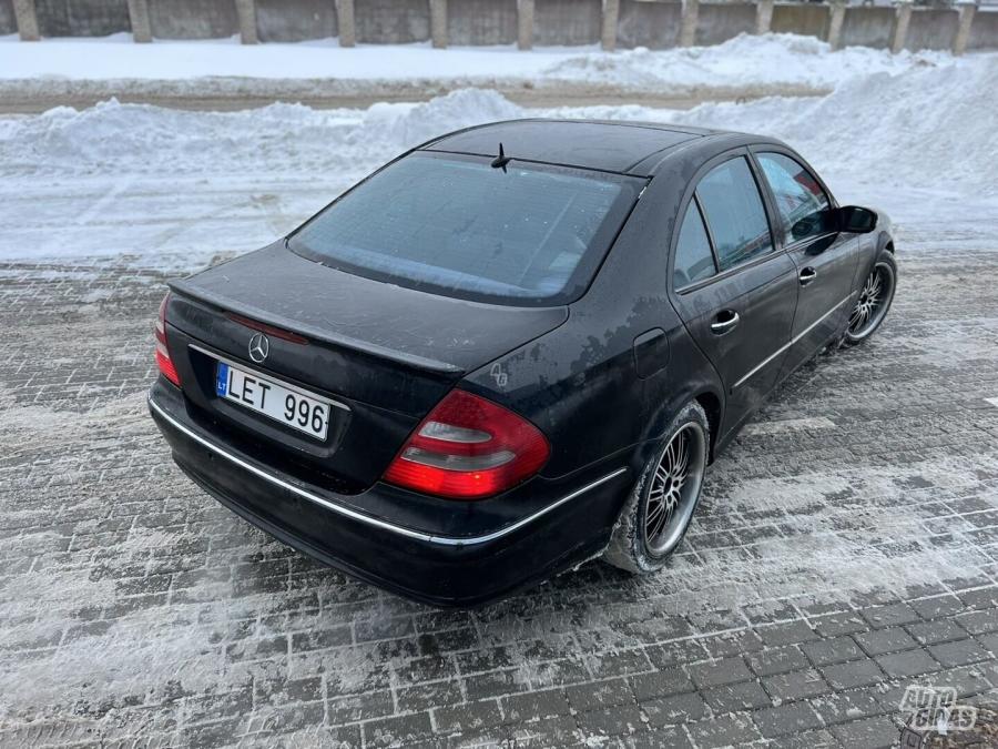 Melns Mercedes-Benz E 320 2006 Klaipėda, ar dzinēja tilpumu 3.00 L un nobraukumu 355 tūkst. km par 2350 €, foto 3 vietnē AUTOMOTO.COM.LV