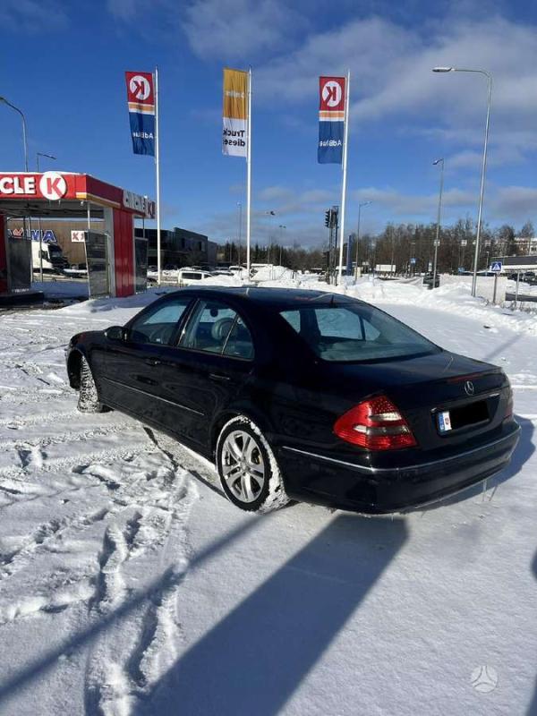 Black Mercedes-Benz E 320 2006 in Vilnius, with an engine capacity of 0.00 L and mileage of 302 thousand km for 3499 €, photo 2 on AUTOMOTO.COM.LV