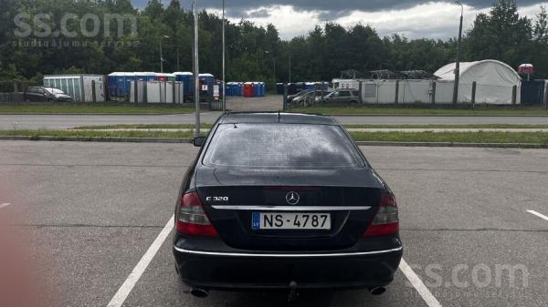 Черный Мерседес Е 320 2007 в Даугавпилс, объемом двигателя 3.00 л и пробегом 295 тыс. км за 5450 €, фото 2 на AUTOMOTO.COM.LV