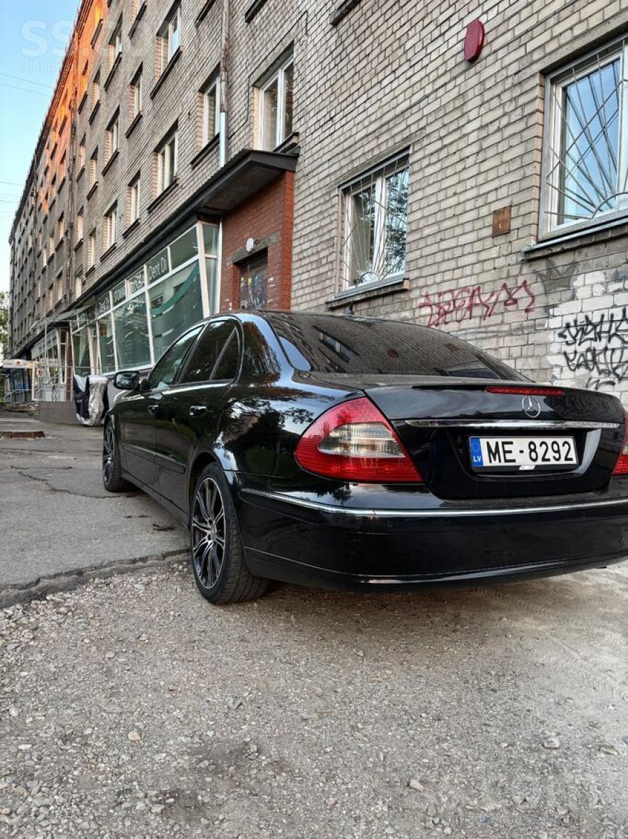 Черный Мерседес Е 320 2007 в Рига, объемом двигателя 3.00 л и пробегом 380 тыс. км за 4000 €, фото 4 на AUTOMOTO.COM.LV