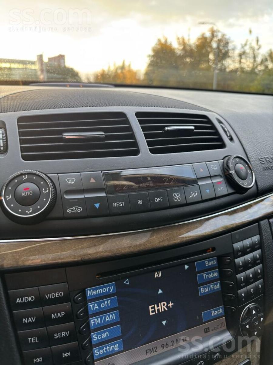 Melns Mercedes-Benz E 320 2007 Rīga, ar dzinēja tilpumu 3.00 L un nobraukumu 382 tūkst. km par 4400 €, foto 14 vietnē AUTOMOTO.COM.LV