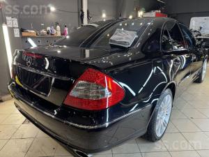 Black Mercedes-Benz E 320 2007 in Riga, with an engine capacity of 3.00 L and mileage of 255 thousand km for 10999 €, photo 5 on AUTOMOTO.COM.LV