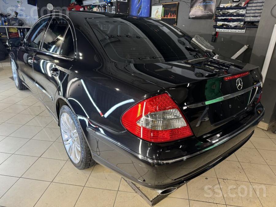Black Mercedes-Benz E 320 2007 in Riga, with an engine capacity of 3.00 L and mileage of 255 thousand km for 10999 €, photo 6 on AUTOMOTO.COM.LV