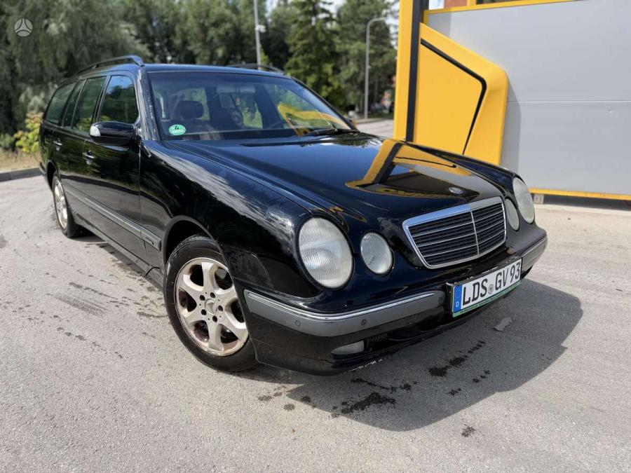 Черный Мерседес Е 320 2001 в Каунас, объемом двигателя 0.00 л и пробегом 413 тыс. км за 1750 €, фото 4 на AUTOMOTO.COM.LV